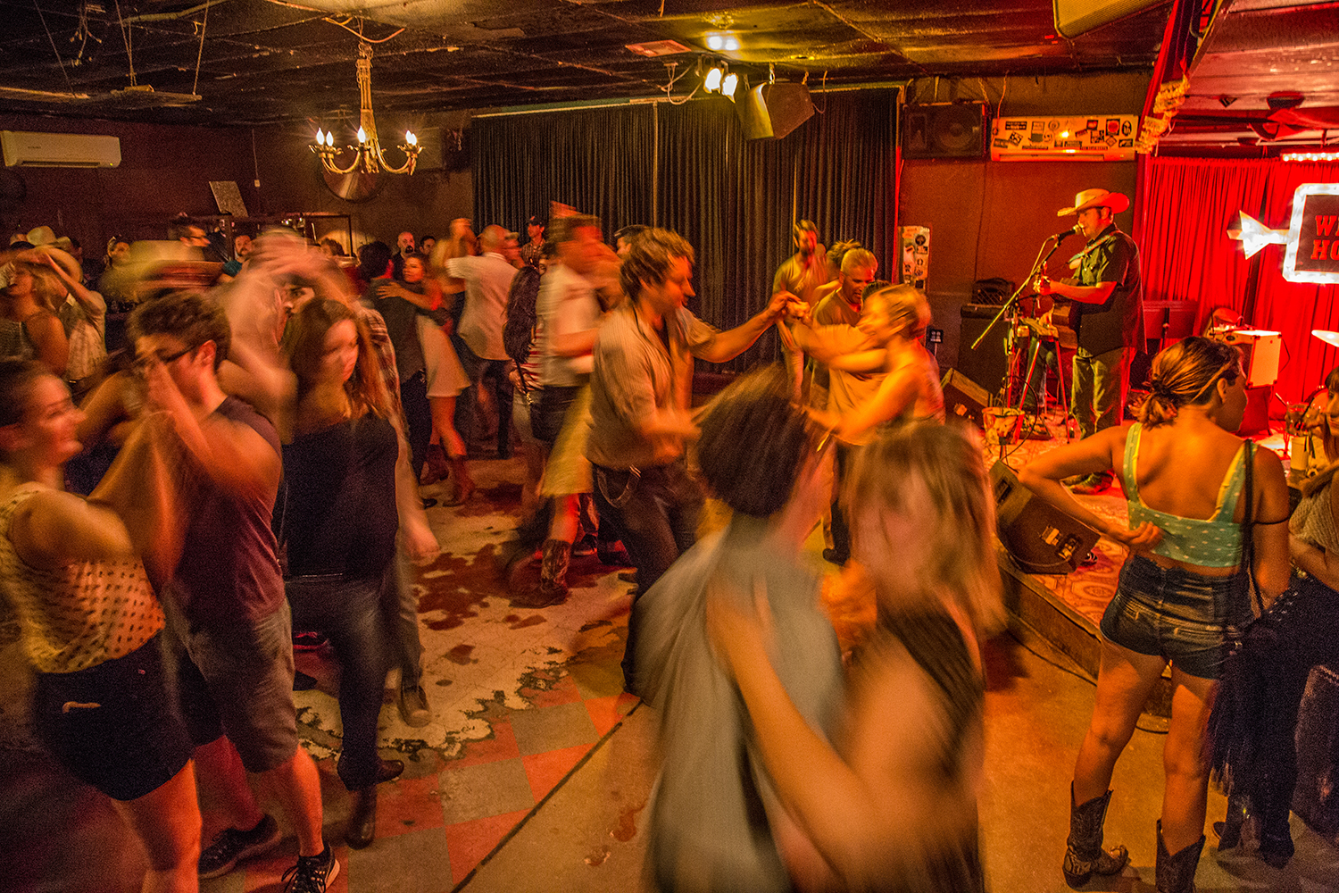 Best Honky Tonk Dance Bars in Austin